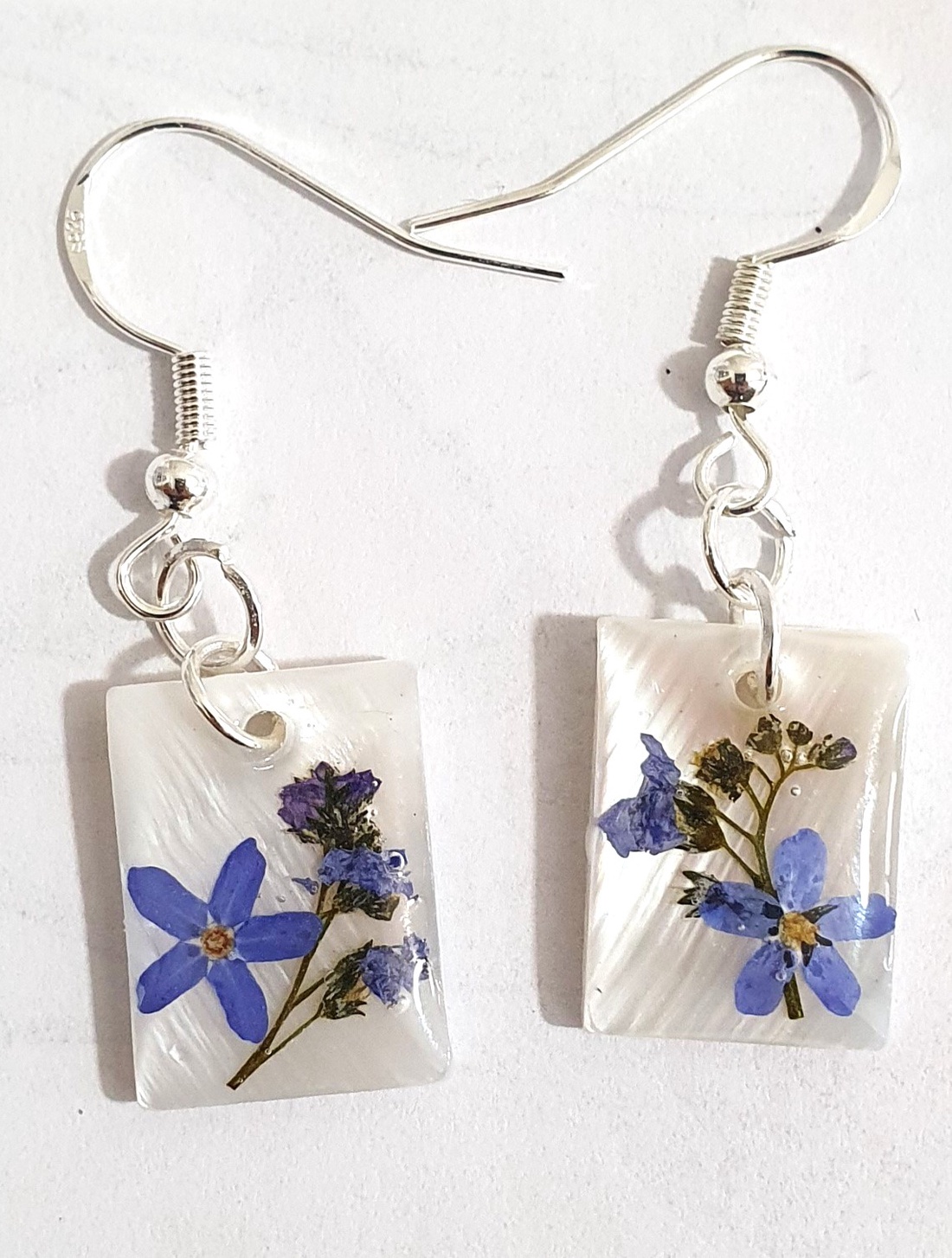 Cercei din sidef, dreptunghiulari, cu flori presate si ramuri de ...