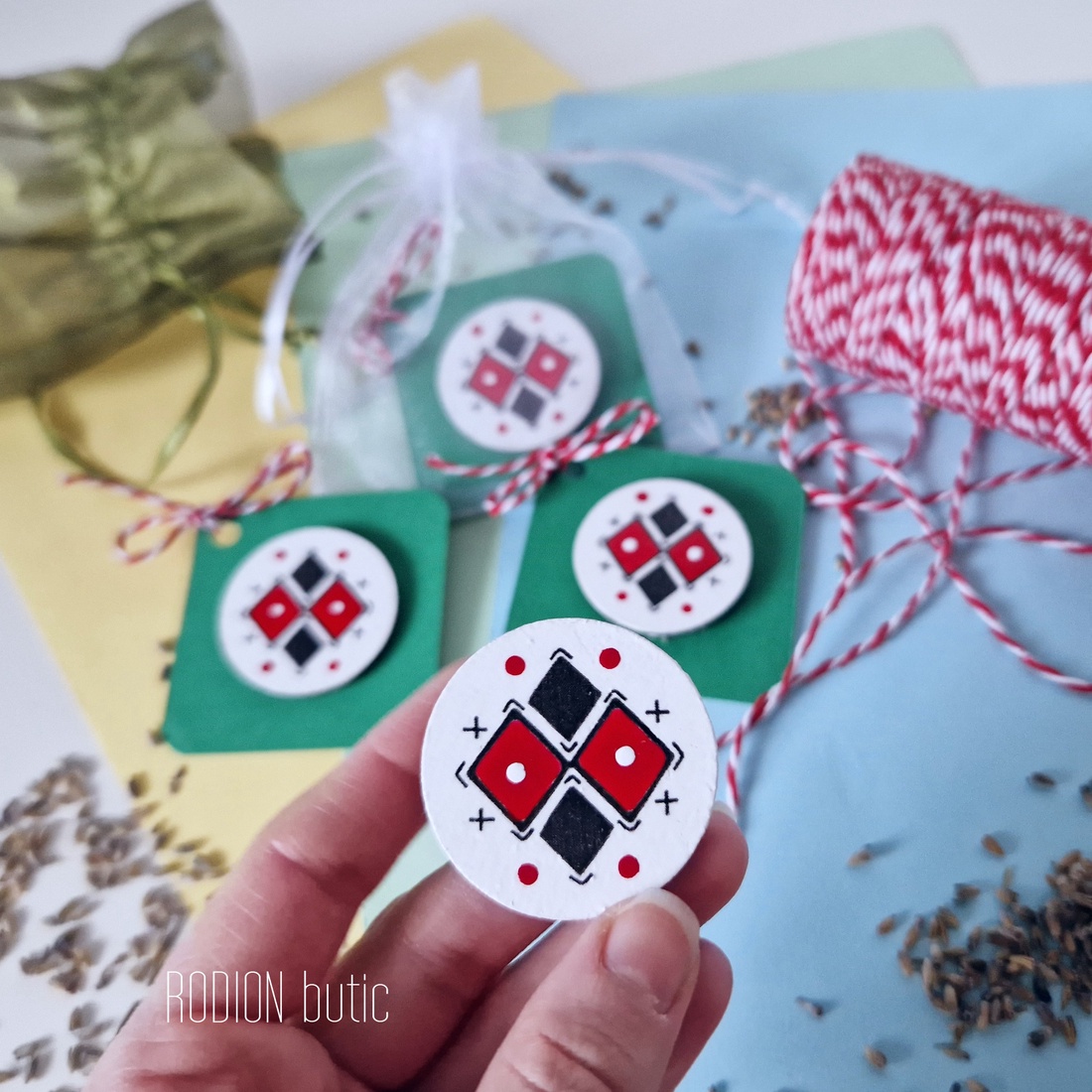 Martisoare brosa motive traditionale pictate manual handmade- Artynos.ro